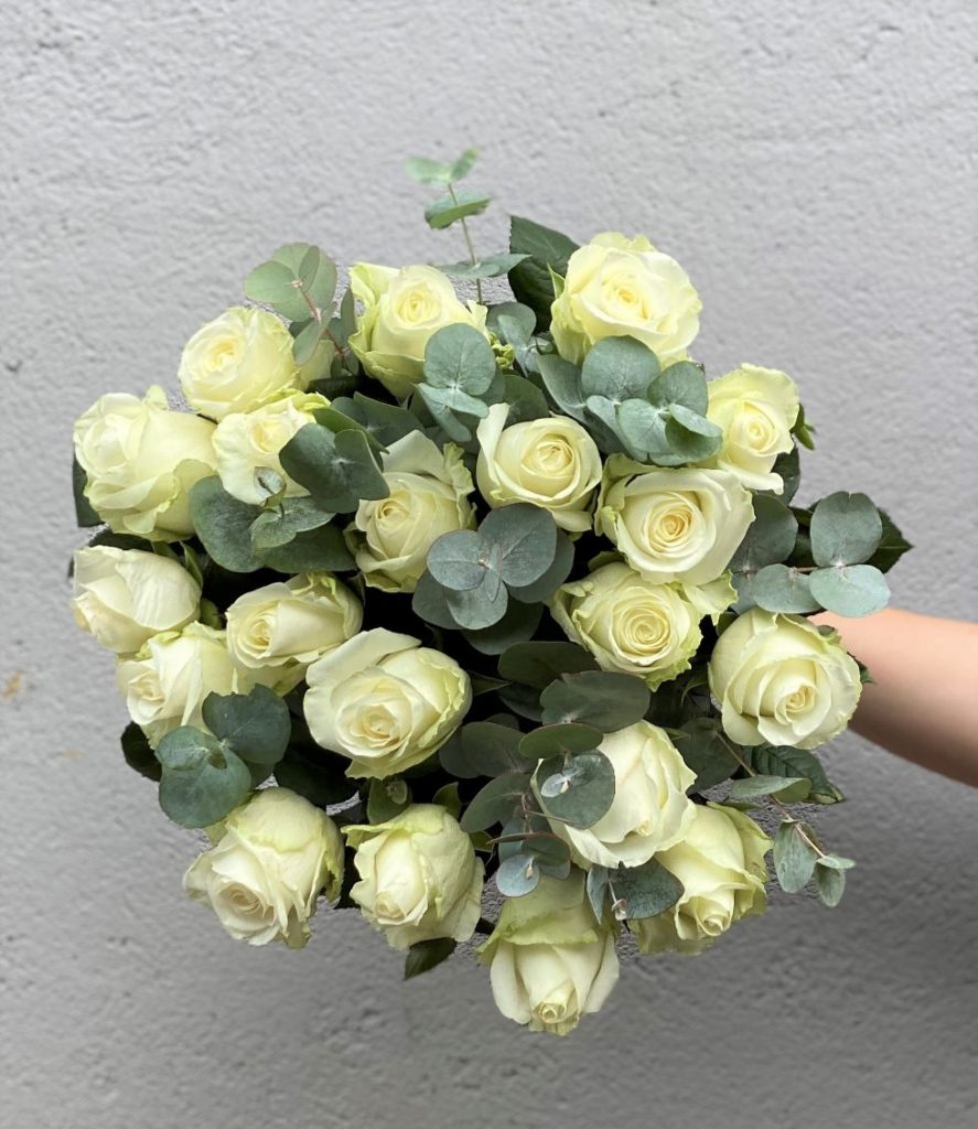 Hvite roser med grønt - Blomster Oasen