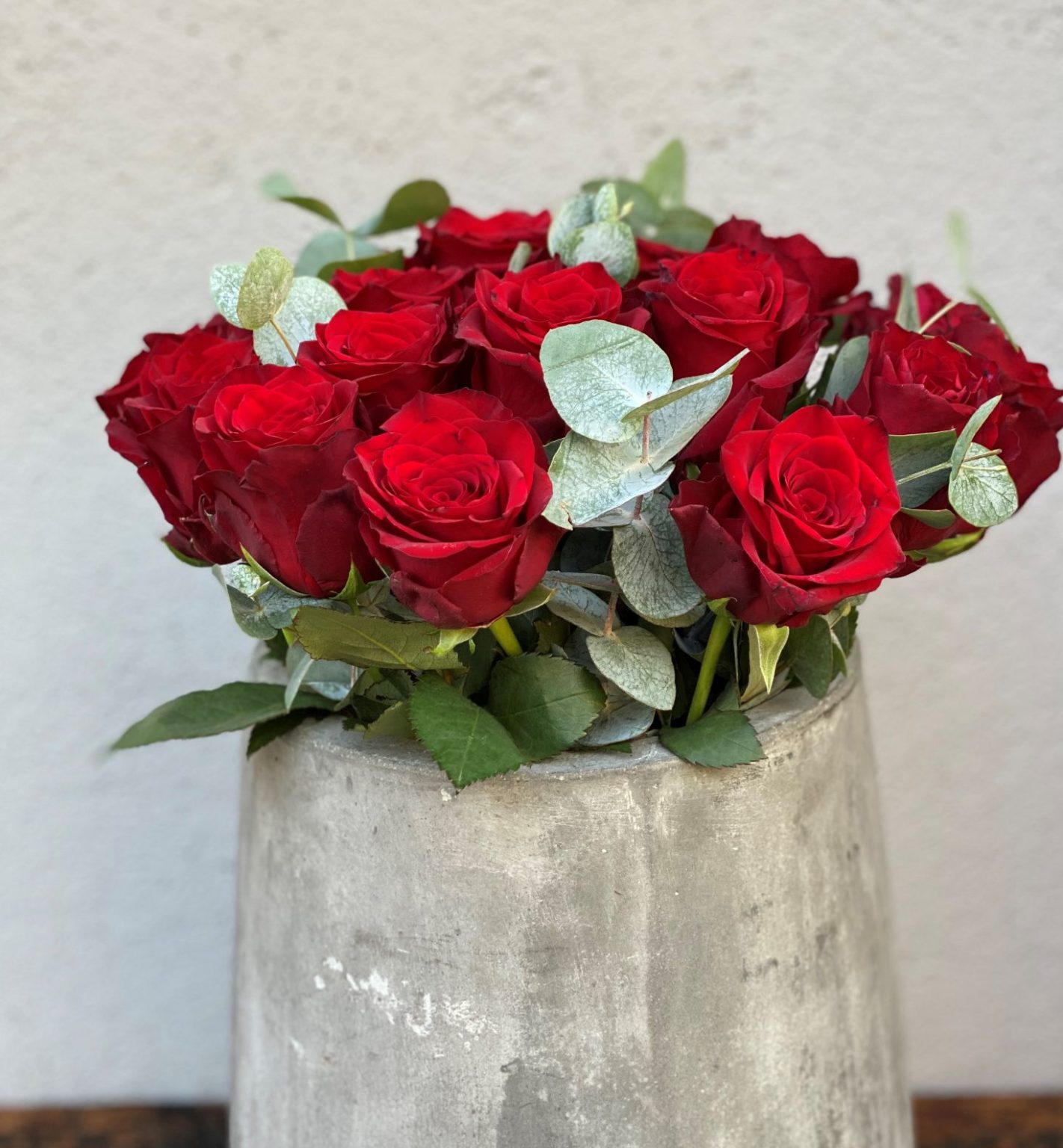 Røde roser med grønt - Blomsteroasen