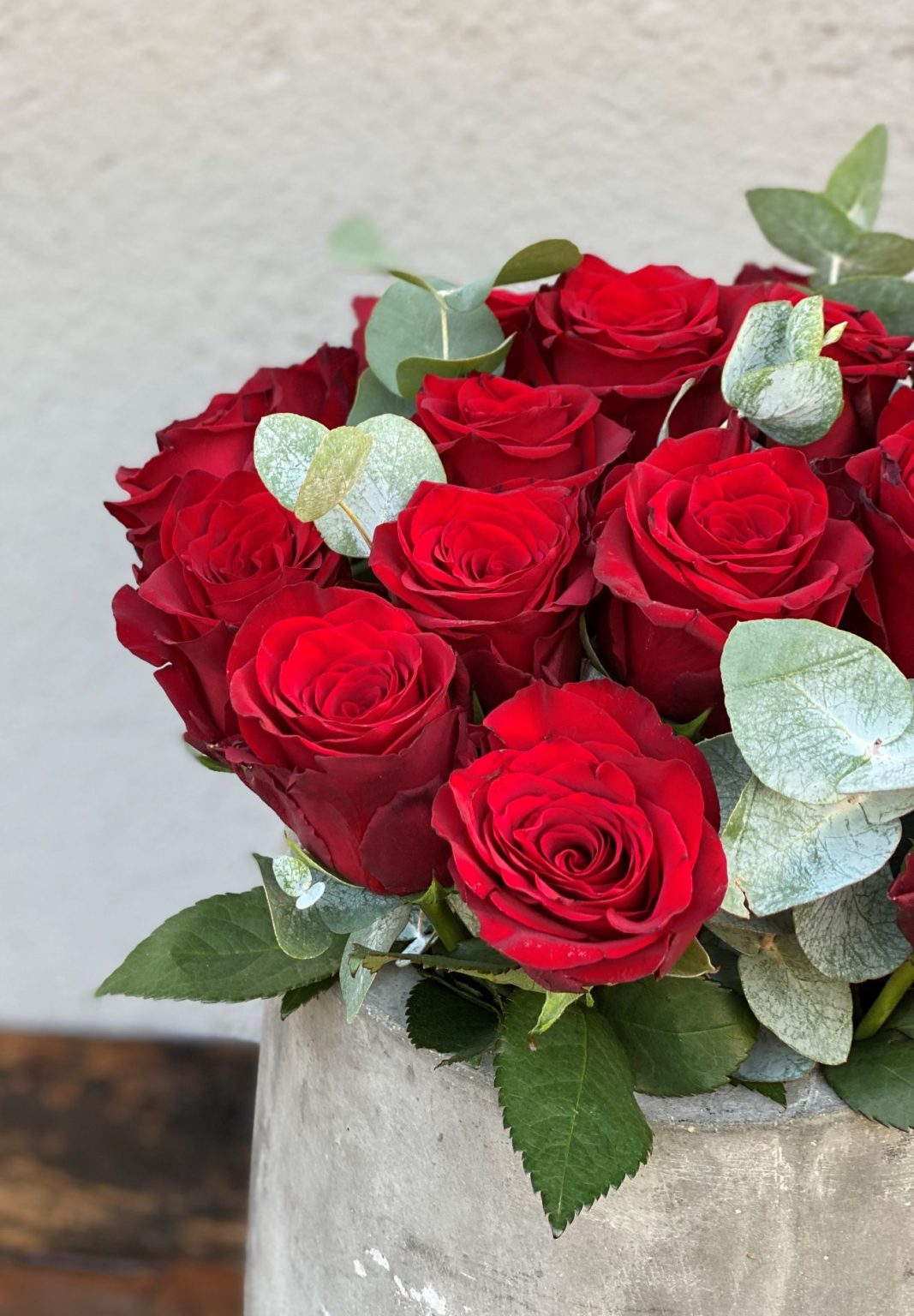 Røde roser med grønt - Blomsteroasen