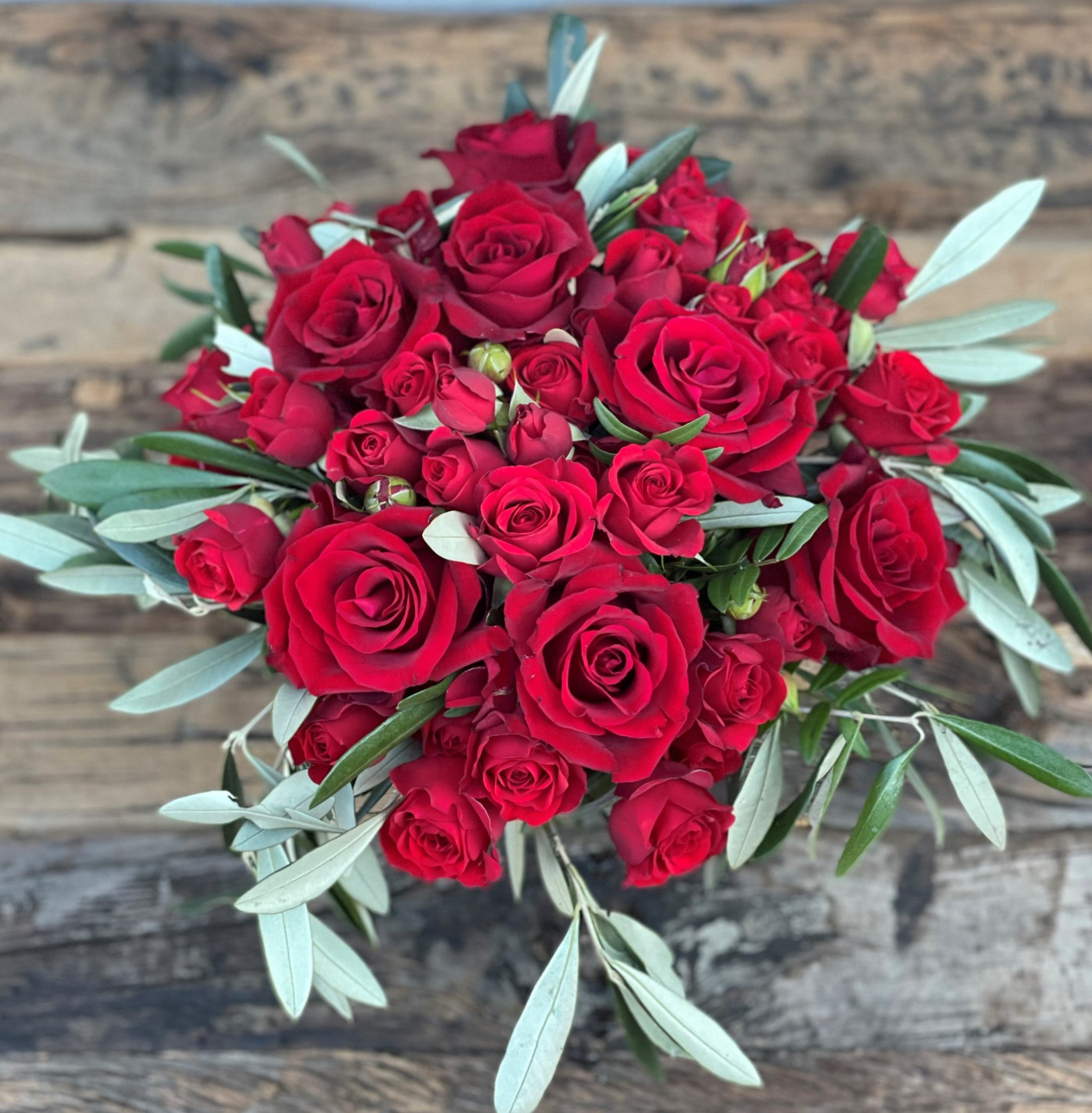 Bukett med røde roser og grenroser - Blomsteroasen